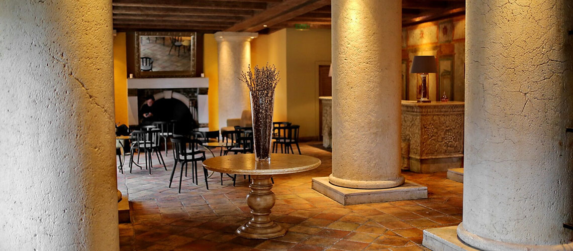 Styling Your Hotel Exterior: Outdoor Heating and Bar Ideas